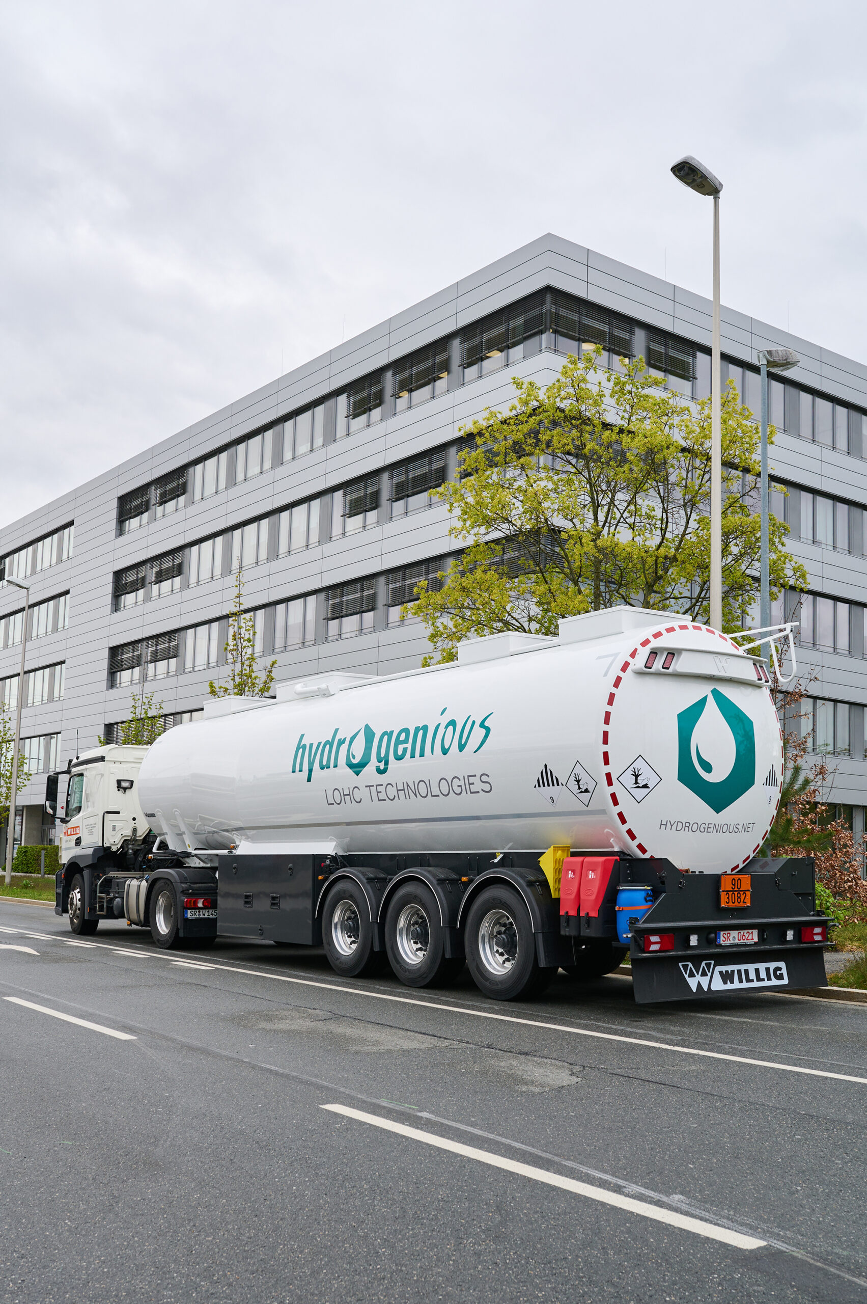 Worldwide novelty: Hydrogenious supplies hydrogen filling station in ...